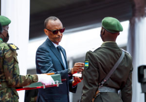 Perezida Kagame yazamuye mu ntera abasirikare 986 abandi bahabwa ...