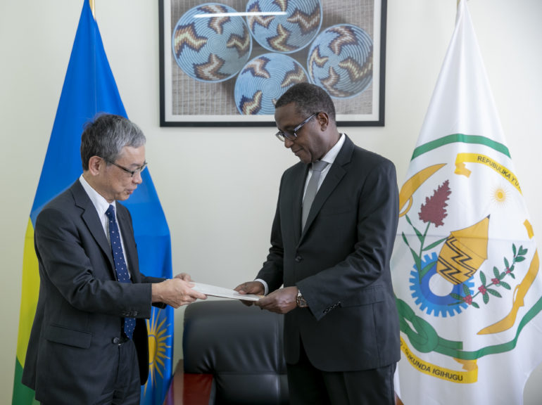 Minisitiri Biruta yakiriye impapuro za Ambasaderi mushya w’u Buyapani ... Minisitiri Biruta yakiriye impapuro za Ambasaderi mushya w’u Buyapani ...