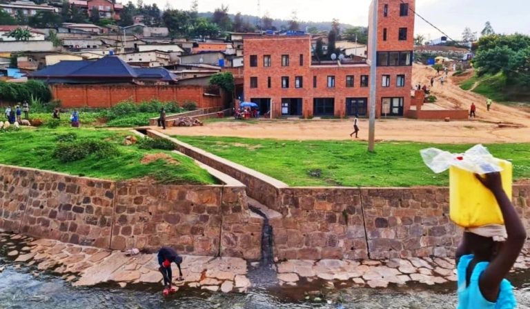 Kigali: Inzu 27.000 ziri mu manegeka n’ubwo zubatswe ahemewe - KT Radio ...