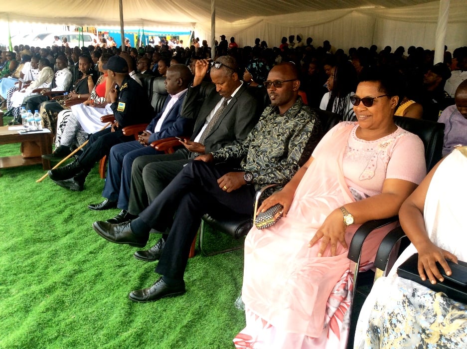 Rutsiro: Abibasiwe n’ibiza baganujwe bahabwa inka n’imbuto - KT Radio ...