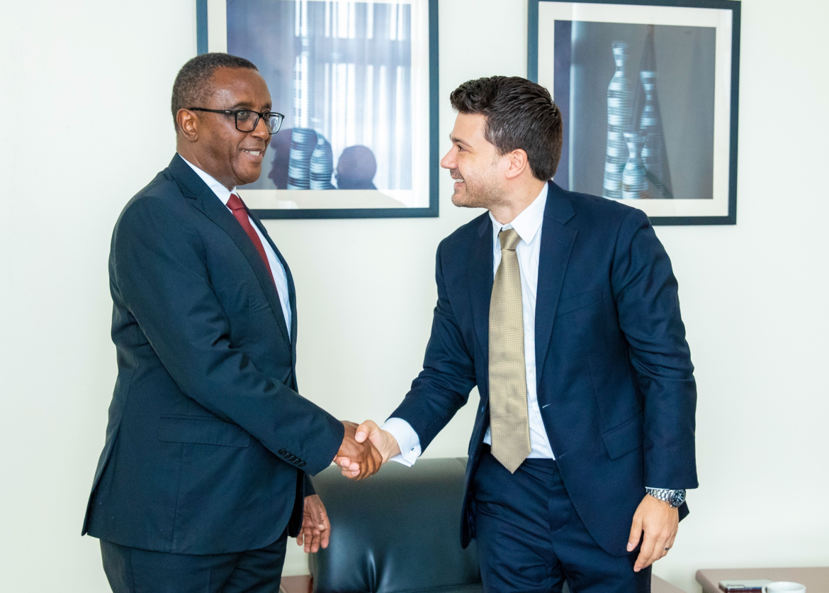 Minisitiri Biruta yakiriye Umuyobozi wa OIM mu Rwanda - KT Radio 96.7fm ... Minisitiri Biruta yakiriye Umuyobozi wa OIM mu Rwanda - KT Radio 96.7fm ...